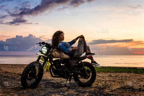女摩托车手驾驶一辆咖啡赛车