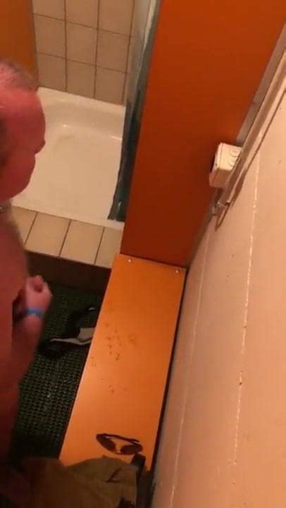 캠핑 샤워 중 자위하는 섹시한 아빠 xHamster