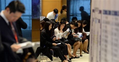 면접 기다리는 구직자들