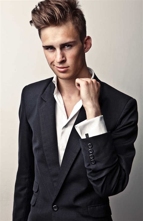 淋雨的男子图片 站在雨中的男子素材 高清图片 摄影照片 寻图免费打包下载