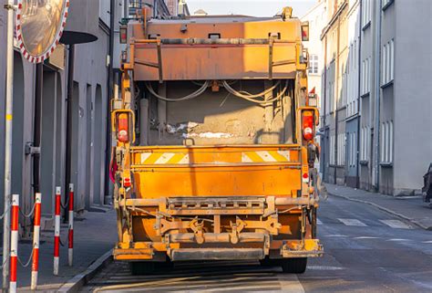 쓰레기 수거차는 도시의 거리에 서 있습니다 도시를 청소하는 동안 쓰레기 수거차 쓰레기차에 대한 스톡 사진 및 기타 이미지 쓰레기차 덤프 트럭 도로 Istock