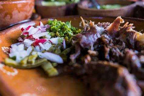 멕시코 다진 양고기 고기 뜨거운 소스 점토 그릇에 라임 슬라이스 멕시코 음식에 대한 스톡 사진 및 기타 이미지 멕시코 음식