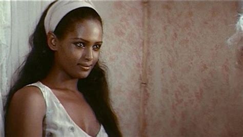 ზეუდი არაია რობინზონის ულამაზესი პარასკევა როგორ გამოიყურება მსახიობი 45 წლის შემდეგ