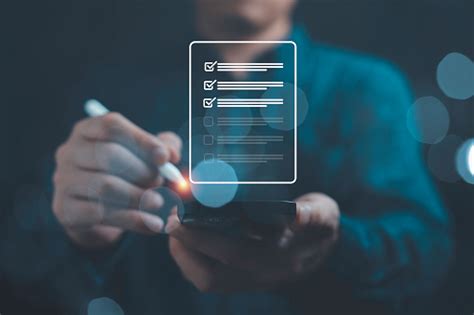 전자 펜을 사용하여 Iso 개념의 품질 관리 보증을 위해 온라인 문서 체크리스트에서 올바른 기호 표시를 표시하는 사업가 감시에 대한 스톡 사진 및 기타 이미지 Istock