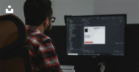 컴퓨터로 책상에 앉아 있는 남자 사진 Unsplash의 무료 테헤란 이미지