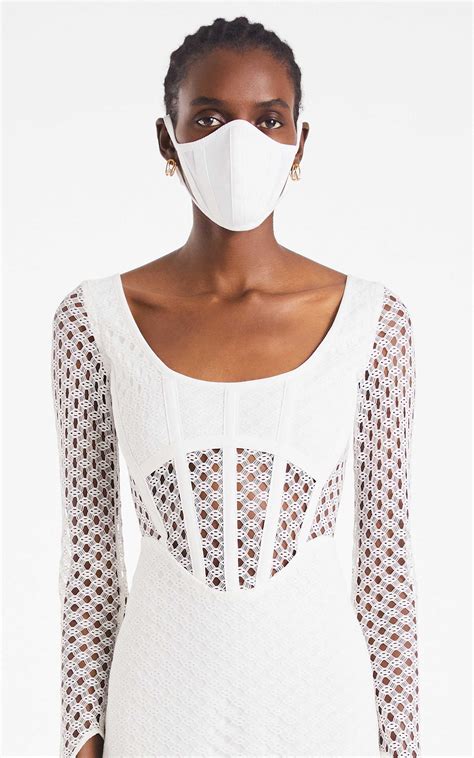 10 Street Style Outfits With Face Masks At Fashion Week Ps Fashion
