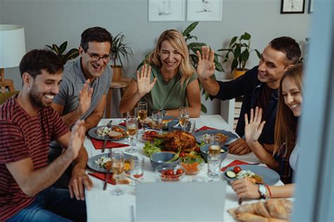 친구들은 함께 새해를 축하하고 화상 통화를 통해 친구와 가족과 이야기 12월에 대한 스톡 사진 및 기타 이미지 12월 12월 31일 20 24세 Istock