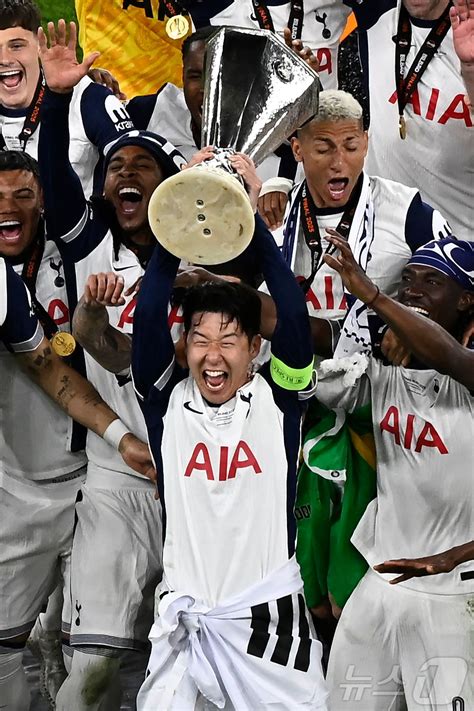 [포토] 생애 첫 우승컵 들고 환호하는 토트넘의 손흥민 뉴스1