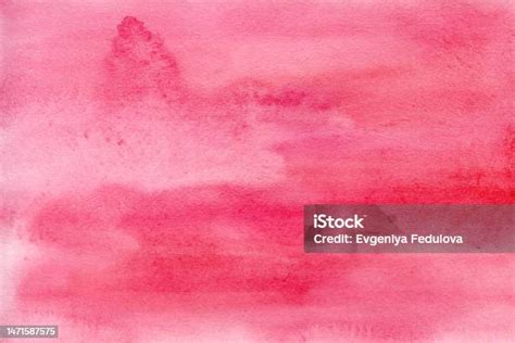 수채화 브러시 스트로크가 있는 분홍색 추상 질감 배경의 비바 마젠타 색입니다 수채화 추상 배경 질감 카드 파티 초대장 포장 표면