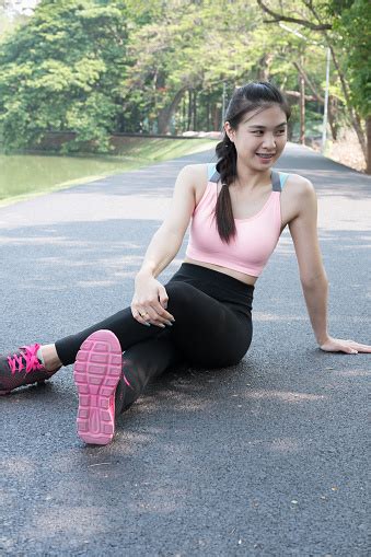 봄이나 여름에 숲 길에서 야외 조깅을 준비하는 여성 스포츠 피트니스 러너 건강 한 젊은 아시아 여자 스트레칭 실행 하기 전에 또는 공원에서 운동 후 건강한 생활방식에 대한