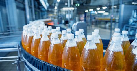 현대 음료 공장에서 주스 또는 물병이 있는 컨베이어 벨트 사진 Unsplash의 병 이미지