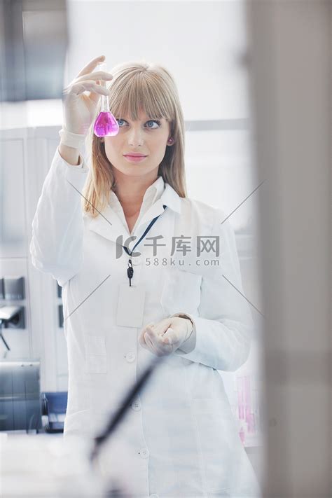 女研究员在实验室举着试管高清摄影大图 千库网
