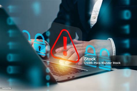 사업가 또는 프로그래머는 알림 오류 및 유지 관리 개념에 대한 삼각형 주의 경고 표시 코딩 암호화 해커 범죄 바이러스가 있는 랩톱을 사용합니다 긴급 개념에 대한 스톡 사진