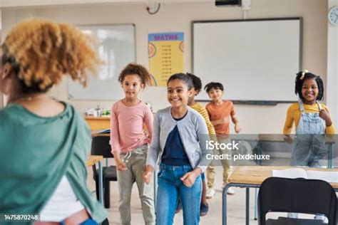 아이들 흑인 여성 교사와 함께 교실에서 미소 행복 신체 운동을 위한 춤 행복한 아이들 학교 및 다양성 멘토 지원을 통한 팀워크 및 학습 10 11세에 대한 스톡 사진 및