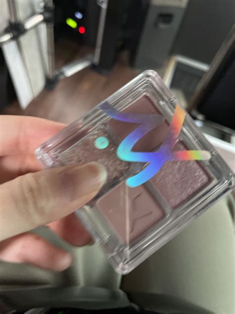 좋아요 크기 적당하고 발색 잘되고 들고 다니기 편합니당