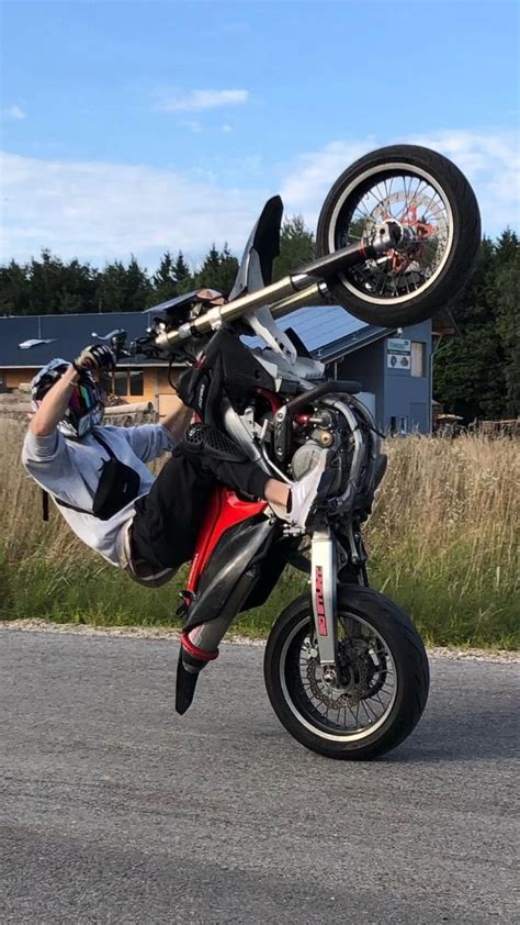 Supermoto Wheelie