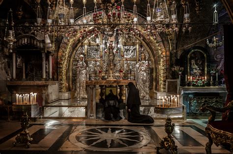 예루살렘 이스라엘2010 년 12 월 26 일 두 정교회 수녀는 그들의 무릎에 예루살렘 성묘 교회에서 Crucifixions 제단 앞에 기도합니다 이 돌은 골 고 다 예수