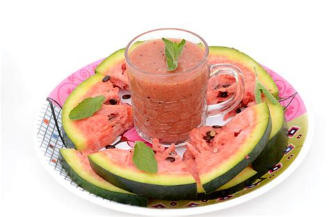 클로즈업은 흰색 배경에 고립 된 접시에 주스와 민트와 함께 붉은 잘 익은 수박을 슬라이스 0명에 대한 스톡 사진 및 기타 이미지 0명 감귤류 과일 건강한 생활방식