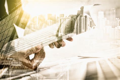 준비 하는 기업 들의 이중 노출 및 문서와 그래프 비즈니스 다이어그램에 대 한 읽기 영화 효과 비즈니스 개념 복사 공간 최대 모의 개발에 대한 스톡 사진 및 기타 이미지