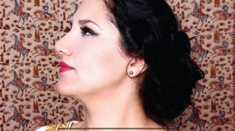 מורין נהדר ישנה בחיק ילדות Linktone לינקטון