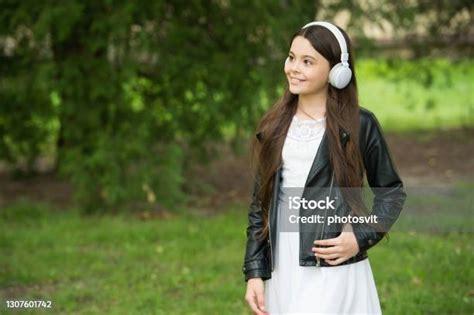 여름은 듣기 시간을 말한다 행복한 소녀는 여름 공원에서 음악을 듣습니다 새로운 기술 현대 생활 듣고 즐길 수 있습니다 침착함을 유지하고 음악을 듣는다 Mp3 플레이어에 대한
