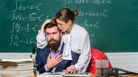 Professeur Et élève Flirtent Provocation Sexuelle Provoquer Le Désir