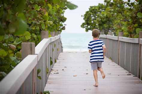 나무 다리에 해변에 실행에 귀여운 아이 소년 바다 해변으로가는 길에 행복한 아이 건강한 생활방식에 대한 스톡 사진 및 기타