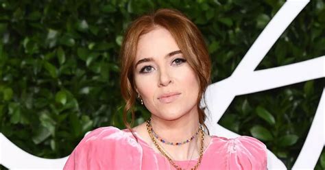 Bbc Presenter Angela Scanlon Breaks Internet After Sharing Naked Hot Tub Snap Trendradars