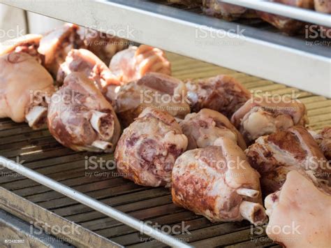 석탄과 바베 큐 그릴에 고기의 혼합된 다양 한 돼지 소시지 숯불 바베 큐 바베 큐에 건강한 생활방식에 대한 스톡 사진 및 기타 이미지 건강한 생활방식 고기 굽기