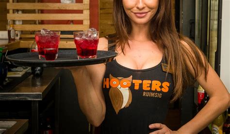 Teacher Quits Job And Becomes A Hooters Girl Making 1k In Two Days Outkick