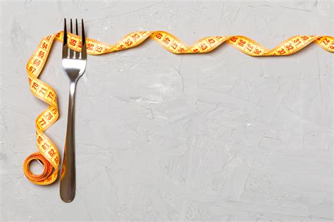 회색 배경에 포크와 말린 측정 테이프의 상단보기 카피 스페이스가 있는 다이어트 컨셉 0명에 대한 스톡 사진 및 기타 이미지 0명 강철 개념 Istock