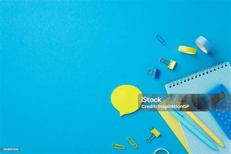 학교 개념으로 돌아 가기 파란색과 노란색 학교 용품 계산기 접착 테이프 바인더 클립 종이 스티커 메모 펜과 카피 스페이스가있는