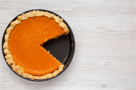 흰색 나무 표면에 집에서 만든 추수 감사절 호박 파이 상단보기 오버 헤드 위에서 평평한 누워 공간을 복사합니다 0명에 대한 스톡 사진 및 기타 이미지 Istock