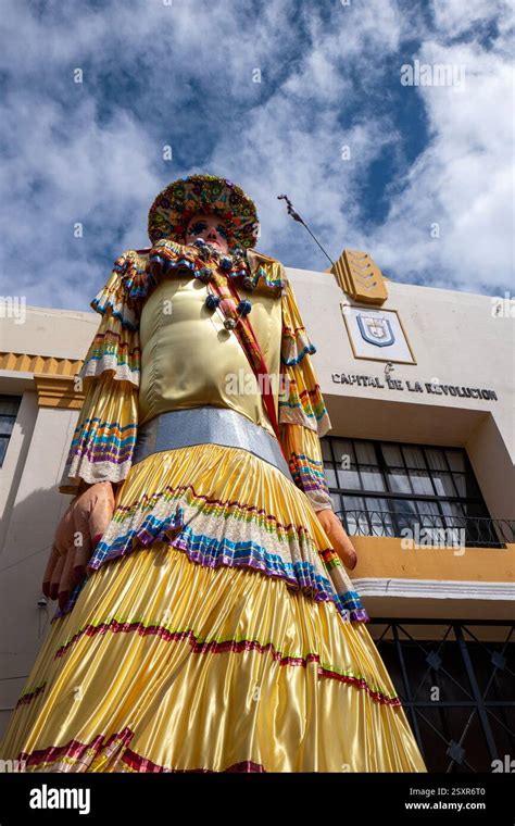 La Gigantona Y El Enano Cabezón In Parque Central De Leon In Nicaragua