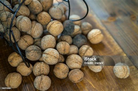 원시 소박한 스타일에 오래 된 갈색 나무 테이블 배경에 셸에서 유기 나라에서 수확 너트입니다 다이어트에 대 한 건강 한 성분입니다 닫습니다 갈색에 대한 스톡 사진 및 기타