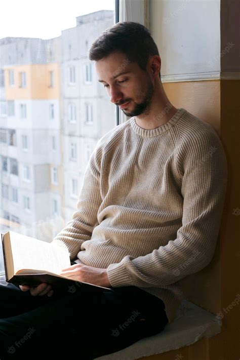 человек сидит на окне с книгой Свитер Милые пары Человек