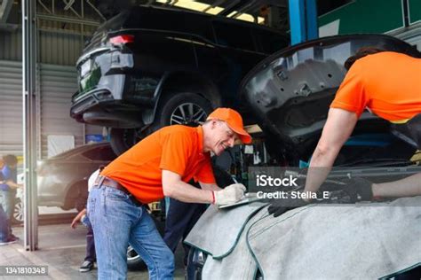 차고에서 엔진으로 작업하는 정비사 자동차 서비스 기술자 점검 및 자동차 서비스 센터에서 고객 차량 수리 차량 수리 서비스 상점 개념 기계공에 대한 스톡 사진 및 기타 이미지