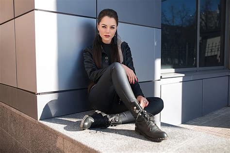 모델 여자들 빨간 립스틱 좌석 검은 색 재킷 구두 검은 색 바지 야외 여성 Hd 배경 화면