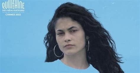 젊은 여성 억누르는 마을의 전설 그들이 연 탈출구 하나