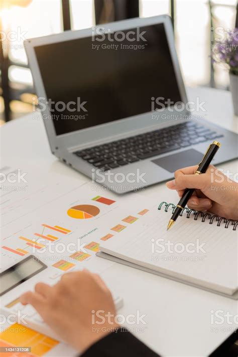 개념 비즈니스 오피스 사업가 분석 데이터 문서 그래프 차트 보고서 마케팅 연구 개발 계획 관리 전략 회계 재무 수직 그림 남자