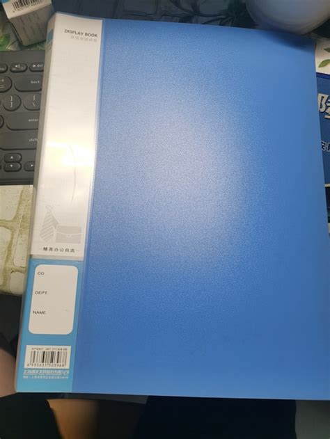 文件夹里面是塑料的，能放a4纸。