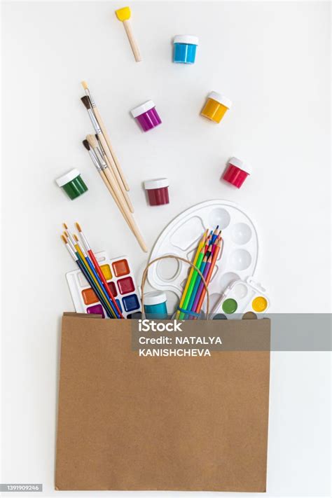 새로운 취미 드로잉을위한 상품 구매 흰색 배경에 종이 봉지 화려한 페인트 브러시 및 연필이있는 레이아웃 수직 사진 0명에 대한 스톡 사진 및 기타 이미지 Istock