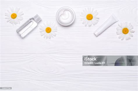 흰색 나무 배경에 화장품과 데이지 꽃 병 크림 토닉 물 페이셜 스크럽 흰색 튜브 모형 천연 화장품 개화기에 대한 스톡 사진 및 기타 이미지 Istock