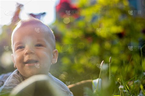 甜美的婴儿在草地上微笑