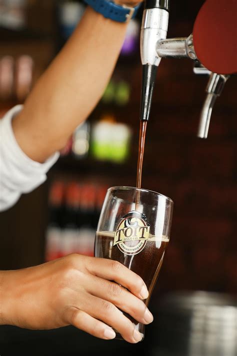 거품 거품이 나는 맥주 꾸미다양조하다 라거 막대기 맥주 맥주를 제공하다 무료 사진 바 세팅 바 장면 바텐더 밤 밤문화 방갈로르 최고의 사진 작가