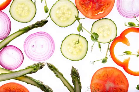 토마토 슬라이스 양파 오이 아스파라거스 마이크로 그린 후추 플랫 러지로 만든 창조적 인 레이아웃 패턴 식품 개념 흰색 배경에 고립 된 야채 개념에 대한 스톡 사진 및 기타