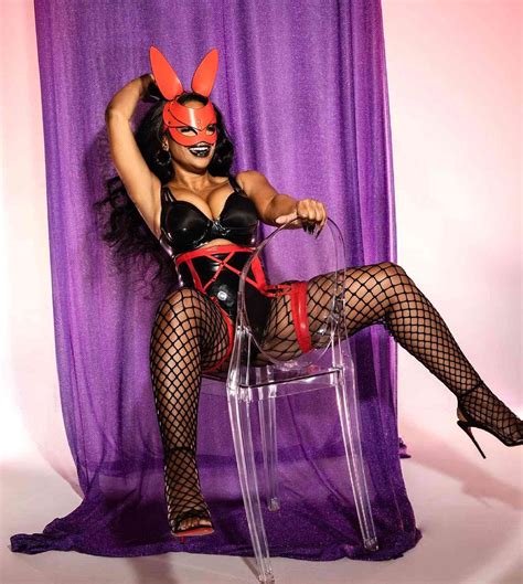 Rhoa S Kandi Burruss Celebrates Th Birthday With Sexy Lingerie Photos