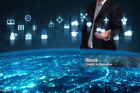 다양한 아이콘을 향해 몸짓하는 사업가의 디지털 합성 이미지 개념과 주제에 대한 스톡 사진 및 기타 이미지 개념과 주제 개발 글로벌 커뮤니케이션 Istock