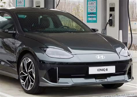 Hyundais Ev Charging Robots Could End The Problem Of Public Charging Bay Hogs Forever