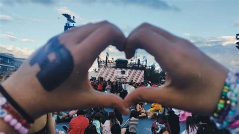 Hand Heart Taylor Swift